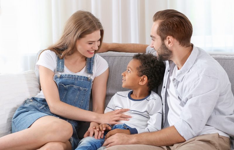 Adopción - Padres De Acogida Que Dan Amor A Niños Adoptados | The ...